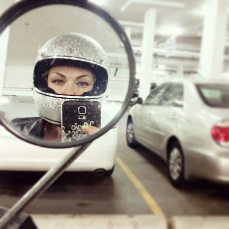 Model Seksi Penyuka Tato Ini Ternyata Biker Sejati